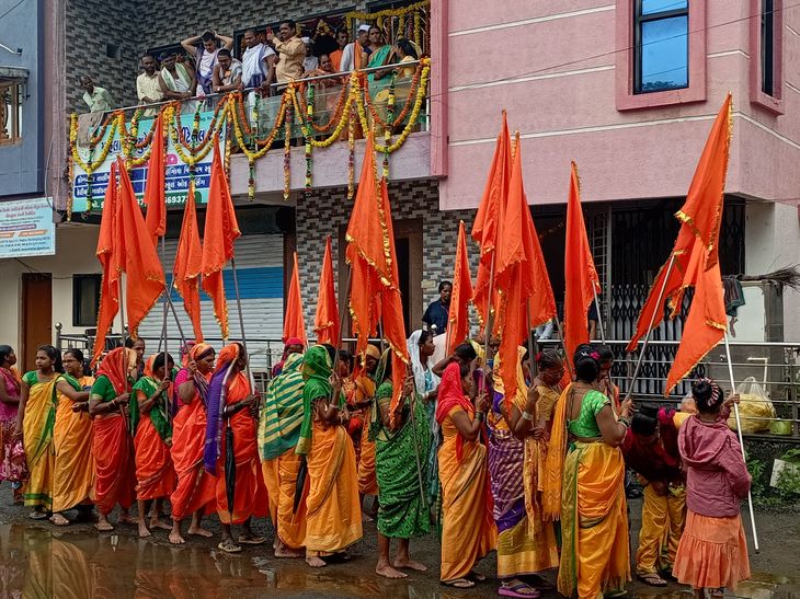 A grand Paduka Darshan program was held at Vaghai in Dang, Siddha ...
