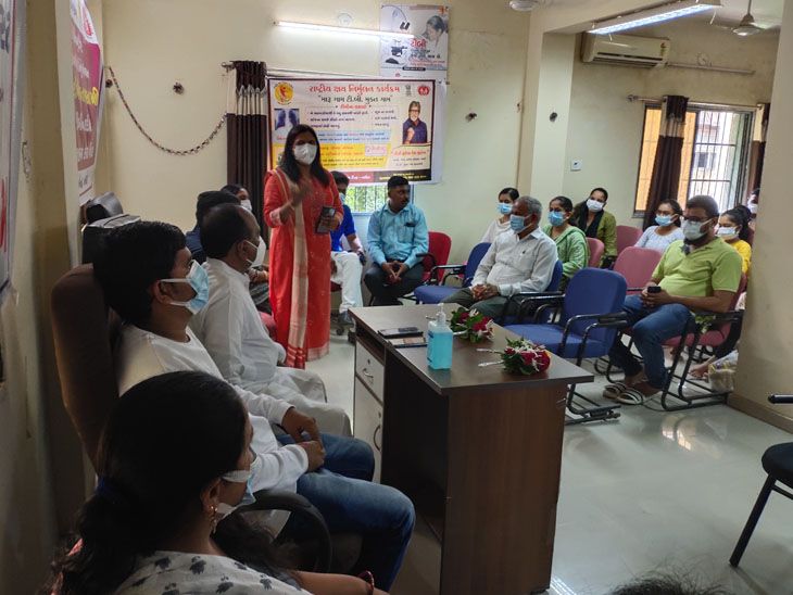 Distribution of food kits to TB patients of Narmada | ભાસ્કર વિશેષ ...