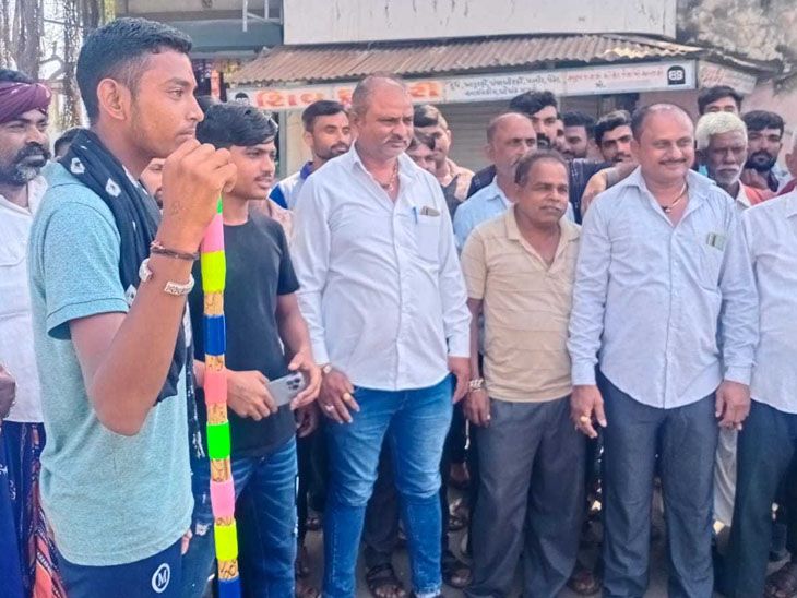 Movement of goods carriers in Wagra, distribution of milk to people ...