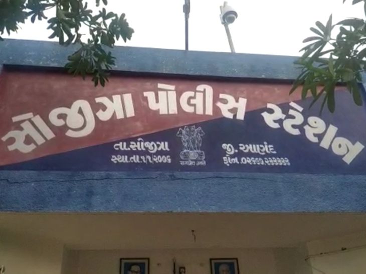 Two friends from Sojitra village were going to Nadiad for booking a new ...