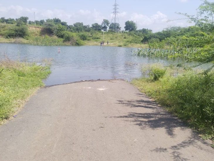 Causeway connecting Dewala-Hingni submerged in Ukai reservoir ...