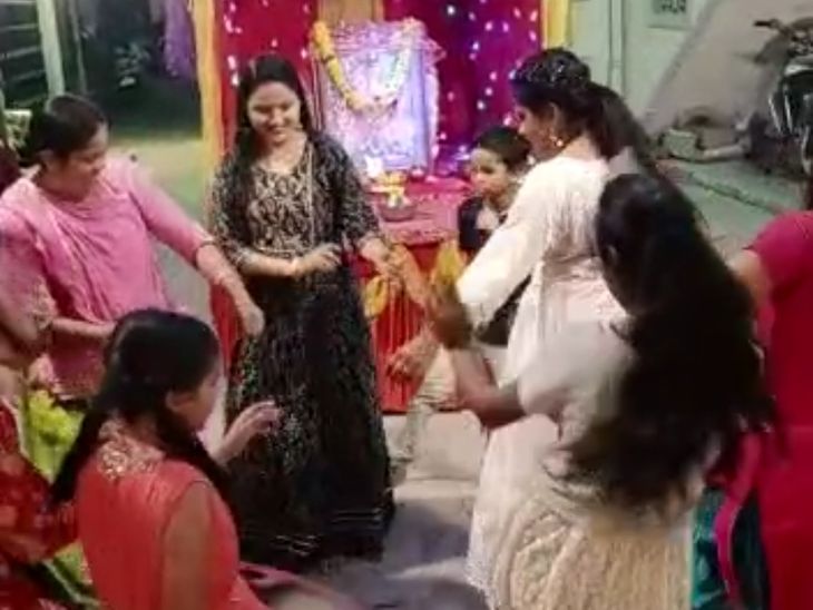 Yuvadhan climbs hill in Garba, 20-feet tall replica of vivid trishul in ...