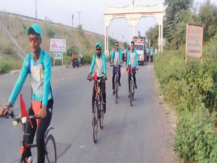 50 youth from Surat traveled a distance of 470 km to Veerpur to ...