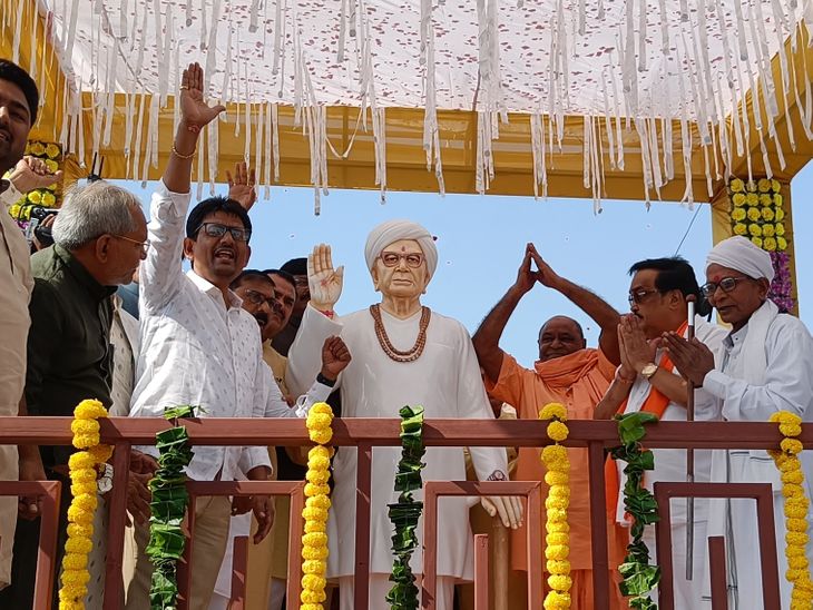 The statue of Sant Sadaram Bapu was unveiled by CR Patil in Patan ...