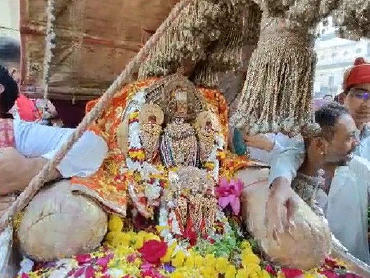 In Vadodara, on the occasion of Devouthi Agiyaras, Vitthalnathji's ...