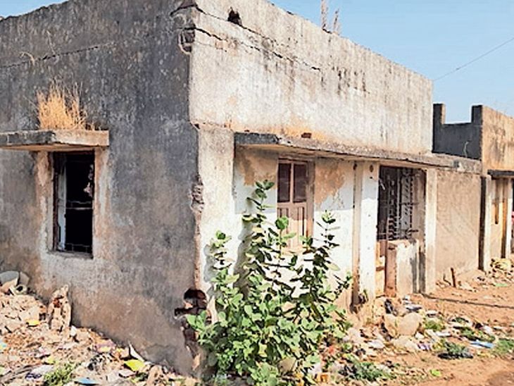 2 nursing quarters built 25 years ago in Khambha fell down and became ...