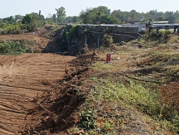 Construction of new bridge over Kavero River and Kosh Bay of Vapi ...