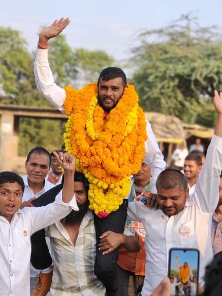 JB Solanki was given a grand welcome on his release from jail under ...