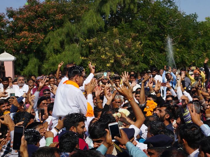 Trikam Changa becoming the 'Acharya' of the Anjar seat | નવો રેકોર્ડ ...