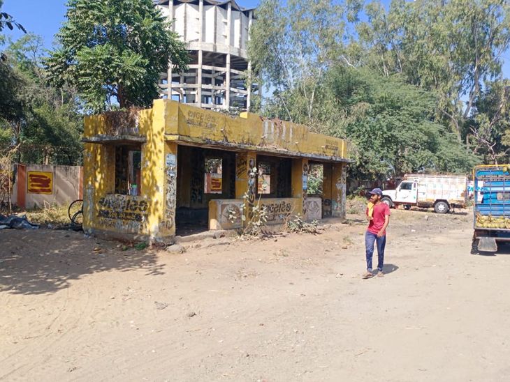 People's demand to renovate the dilapidated bus stand of Charedi