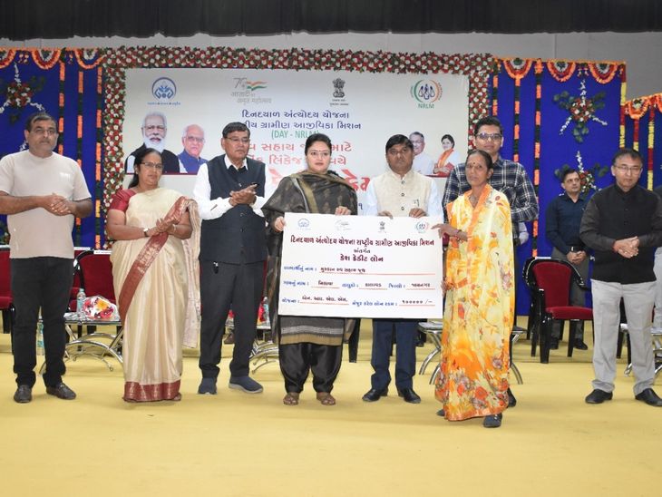 A camp was held under the chairmanship of MP Poonam Madam, checks of Rs ...