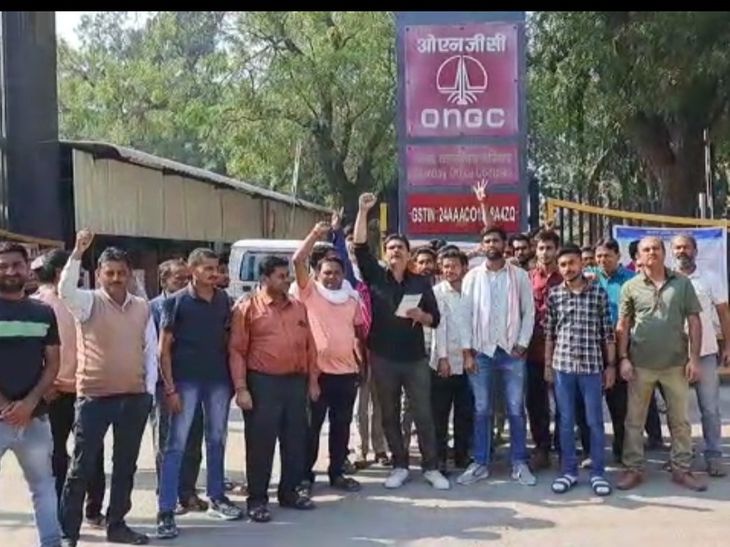 Kansari of Khambhat slogans about employment by locals at ONGC ...