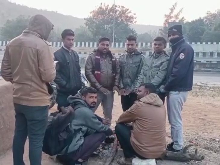 Temperature plummets in Aravalli district, people resort to heating due ...