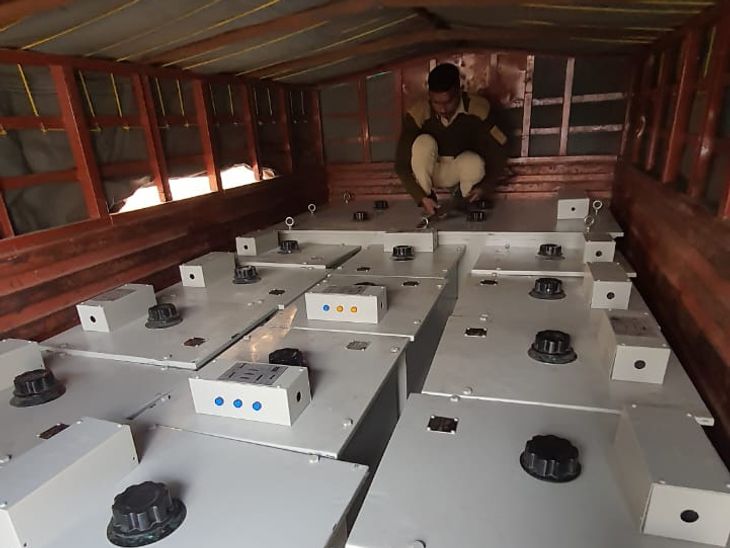 Police nabs bootleggers smuggling liquor in TC boxes; 13.54 lakh and ...