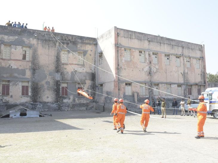 15 children trapped in a school due to the cyclone were safely ... 15 children trapped in a school due to the cyclone were safely ...
