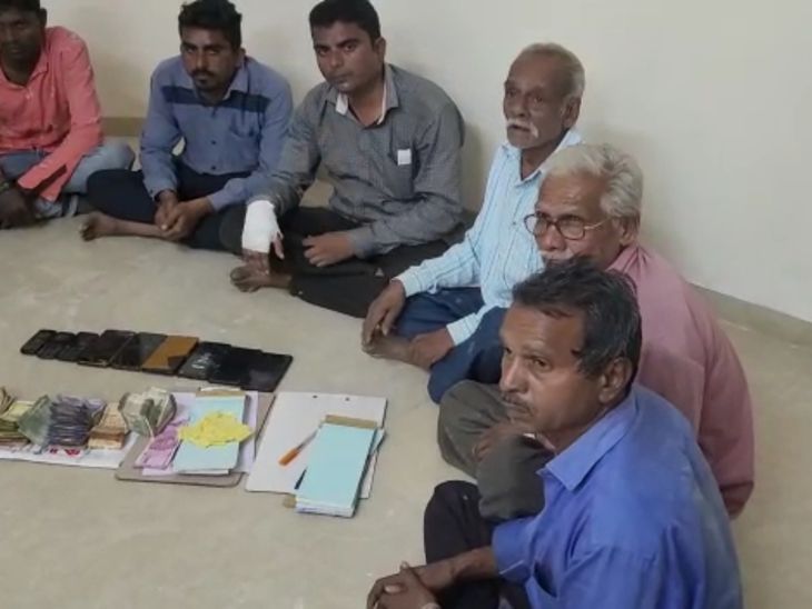 10 caught gambling in Worli Matka from Karchelia of Mahuwa; A total of ...