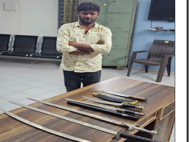 Four men from Kalol were found with swords in Wasad, the police stopped ...
