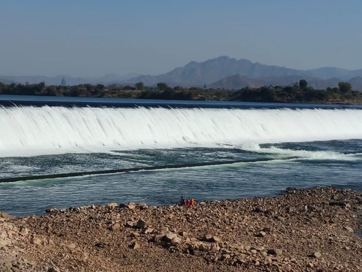 The weir dam, overflowing in the monsoon, overflowed in early summer ...