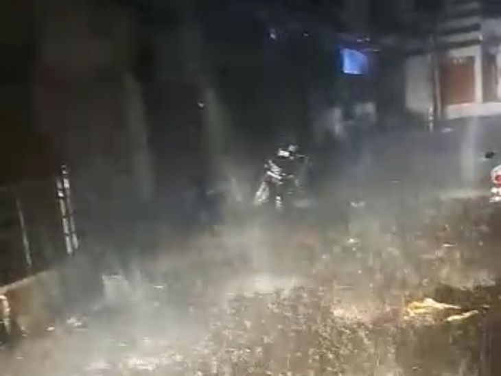 Torrential rain fell with wind and lightning; The torrential rain in ...