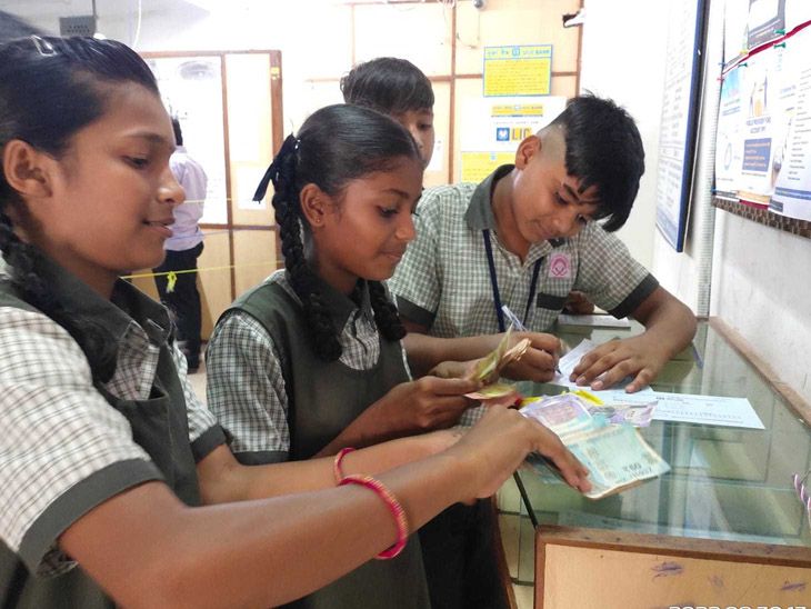 The teacher saved the pocket money of the students and returned it with ...