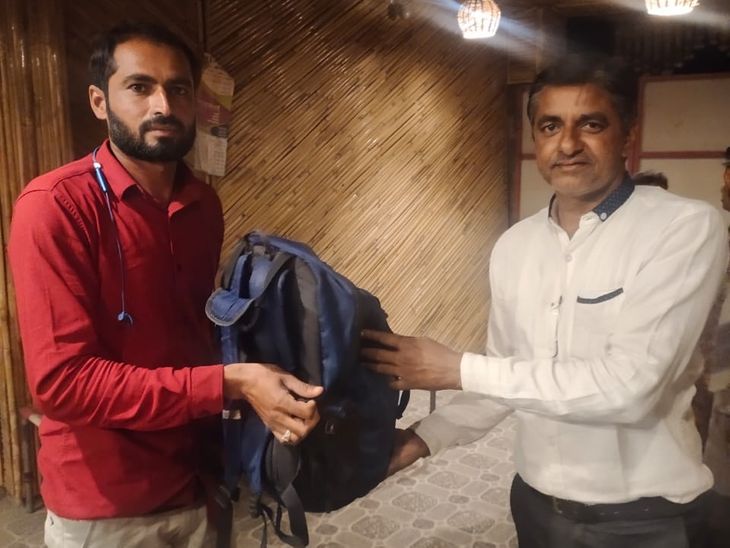 Bag found with 2.5 lakh cash and 8 tolas of gold returned to original ...