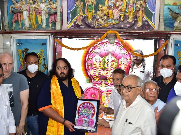 Anant Ambani pays darshan to Hanuman at Bala Hanuman temple in Jamnagar ...