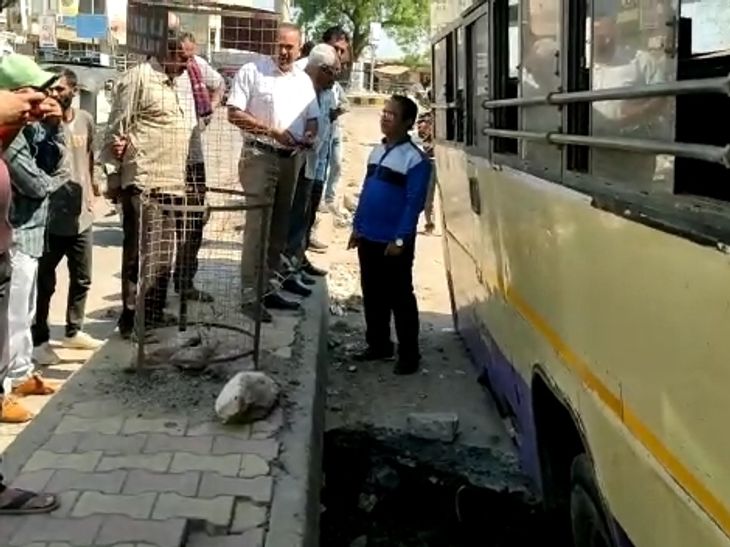 Now the ST bus got stuck on the sewer line on Bhuj's station road ...