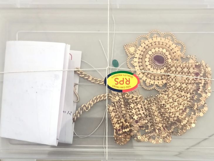 Two gold necklaces worth 10.9 lakh seized, important evidence seized in ...
