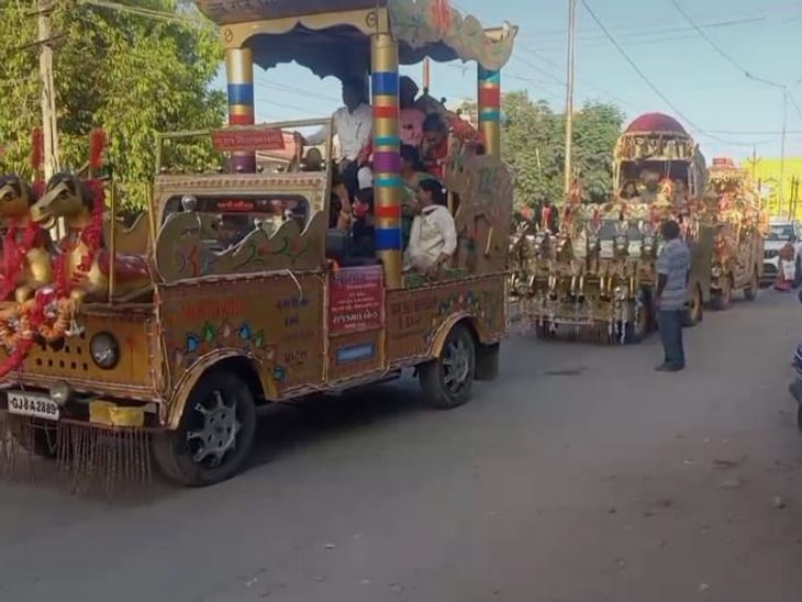 Potiyatra started from the residence of the host families of Shiv Katha ...