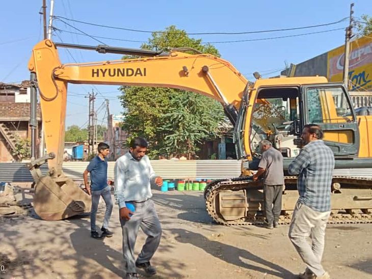 Notification for use of alternate road regarding construction of underpass at urban gate of ...