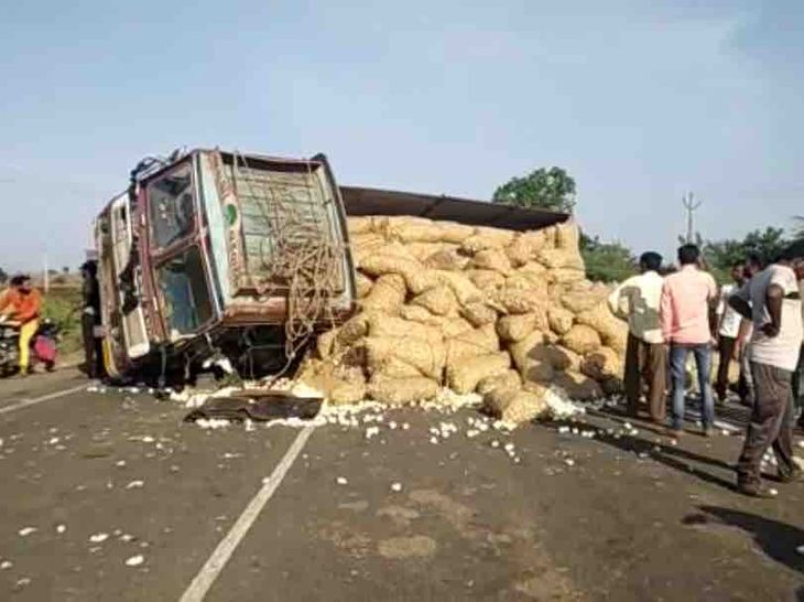 Chakdo rickshaw collides with mini tractor in Jafarabad, Onion truck ...