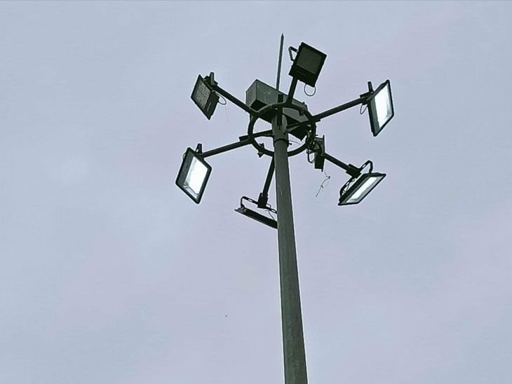 Street lights on including High Mass on Godhra Railway Station Road ...