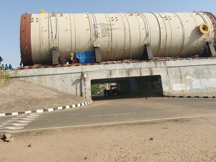 The huge machinery that created traffic jam passed through the Gagodar ...