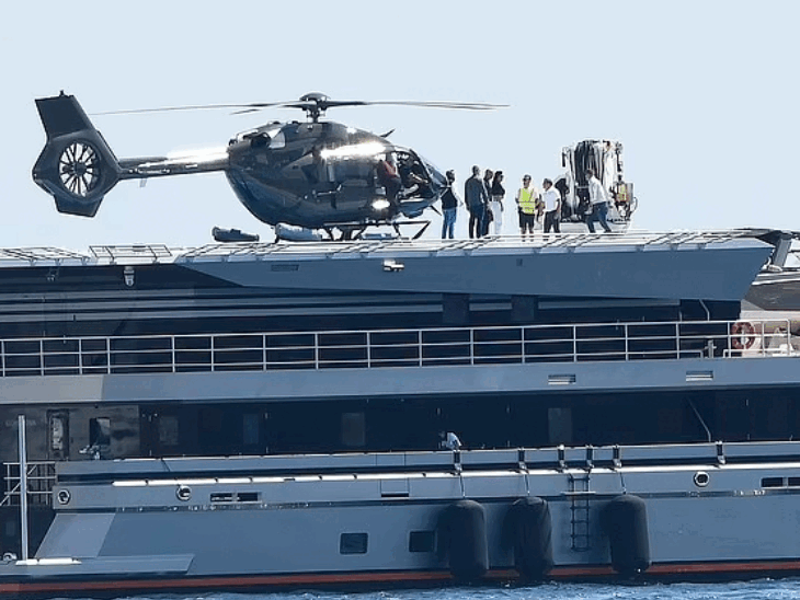 Priced at over 4000 crores, the yacht has a statue of Jeff Bezos ...