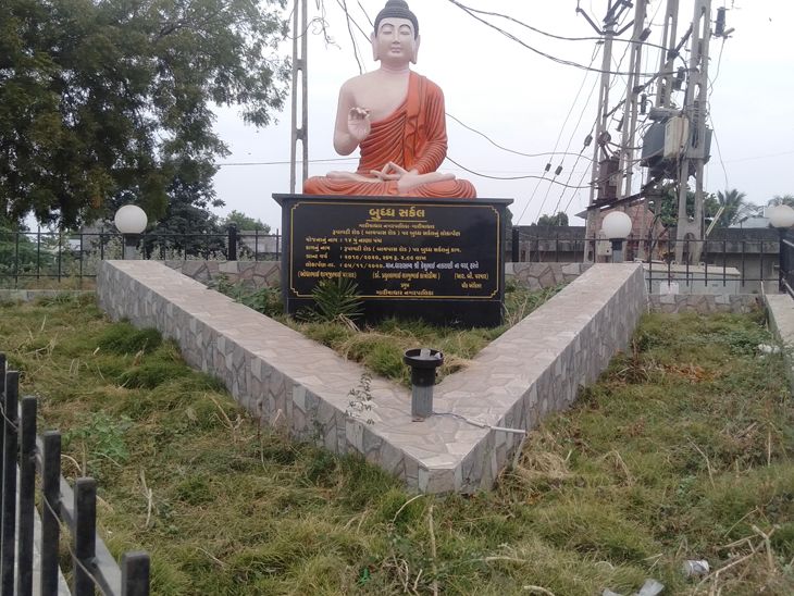 Lack of cleanliness in various statue circles placed in Gariadhar city ...