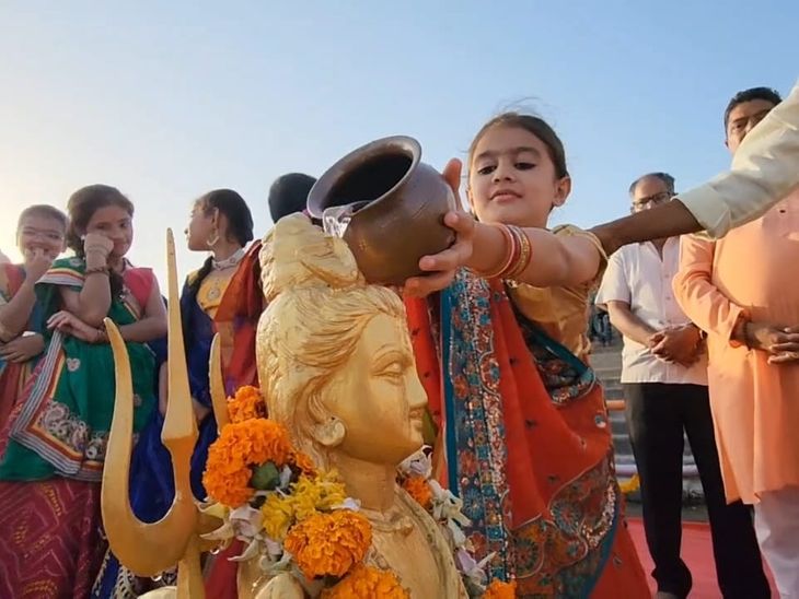Ganga Mata Avatharan Pooja performed at Triveni Sangam by Somnath Trust ...