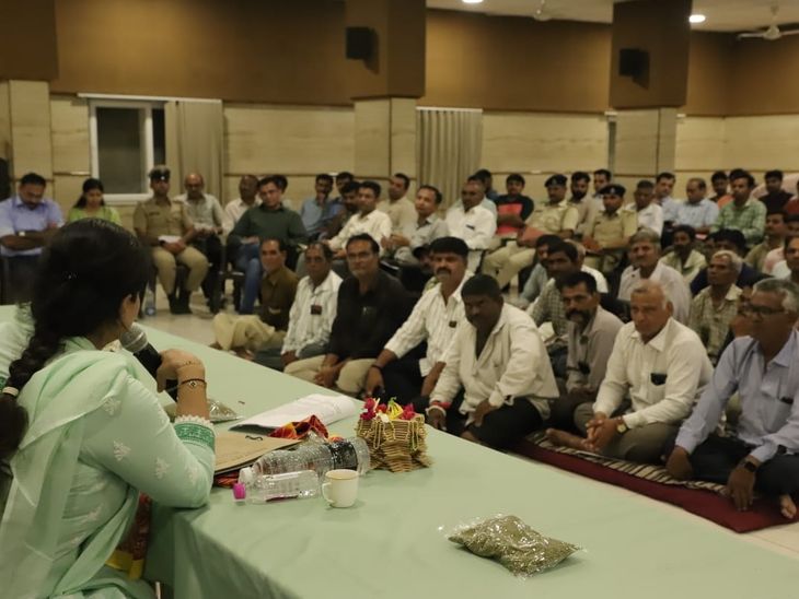 MP Poonamben Madam held a review meeting at Sidsar village of Jamnagar ...