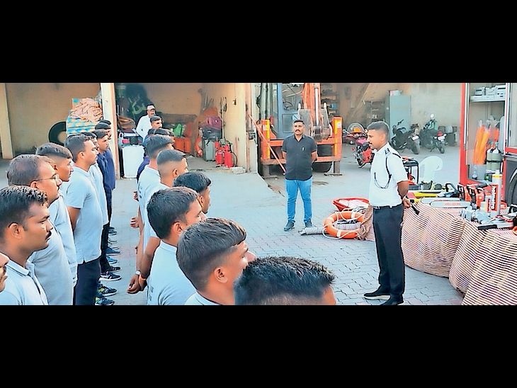 Tantra Sabdu on the beach, Collector Rajula ran | તાકિદ: દરિયાકાંઠા પર ...