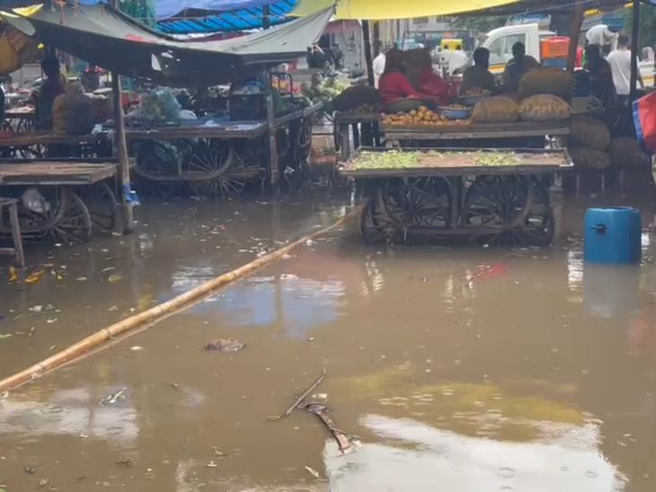Vegetable market in Navsari city municipal area flooded, poll opened on ...
