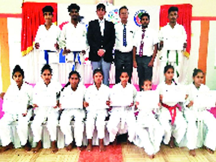 Selection of 11 players in national level karate championships