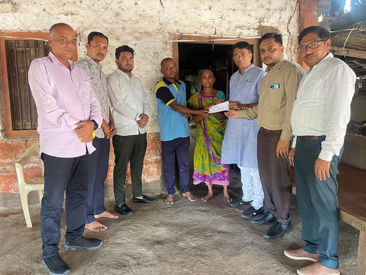 Sengwa village of Valsad pays Rs 4 lakh to family of laborer who died ...