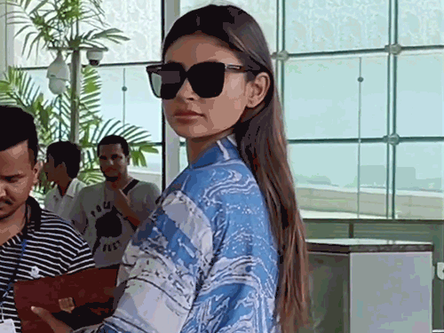The actress got confused, later told the photographer, 'passport has ...