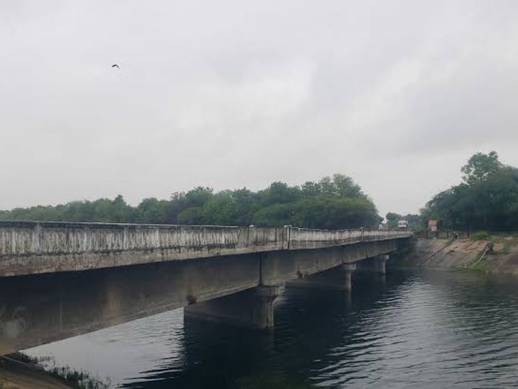 Diversion of vehicles on Kadi-Jotana highway for repair work on bridge ...
