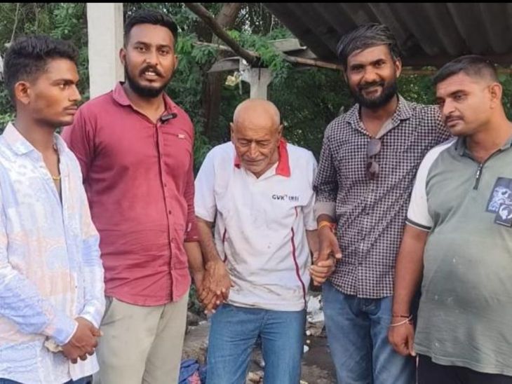 A destitute old man who has been living on the road for 15 years in ...