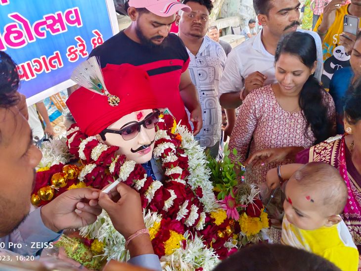 Dhingla Bapa's procession took place in the midst of more than 20 ...