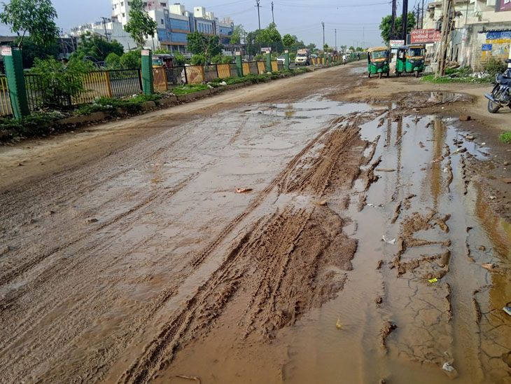 Municipality digs up service road with highway authority's approval ...