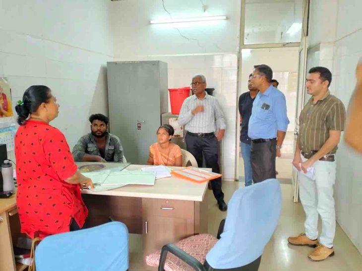 Amreli District Nodal Officer Dr. Rajesh Gopal visited Rajula Hospital ...