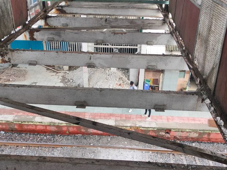 60 percent of the repair work of foot bridge of Valsad station is still ...