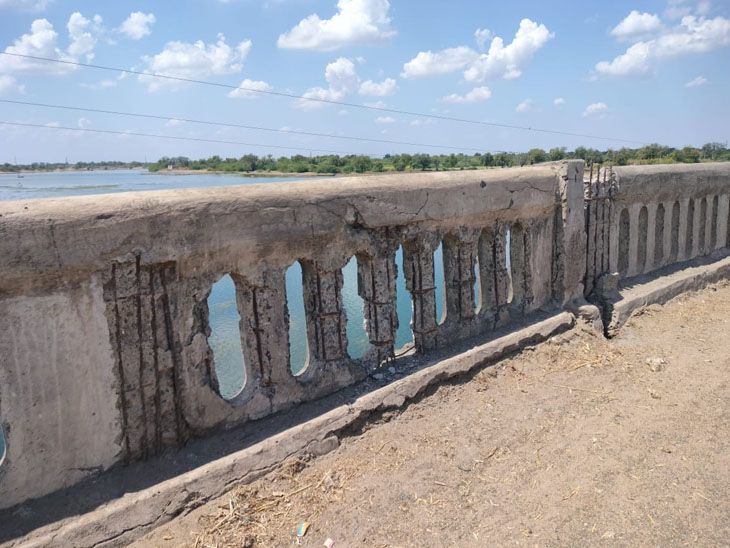 Bridge over Bhogavo river dilapidated | લોકમાગણી: ભોગાવો નદી પરનો પુલ ...
