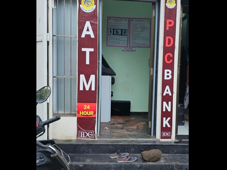 When the bike runs out of petrol, the youth tries to break the ATM | તપાસ: બાઇકમાં પેટ્રોલ ...